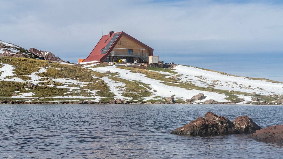 Refuge d’ARLET – Parc national des Pyrénées : une toiture robuste pour ...