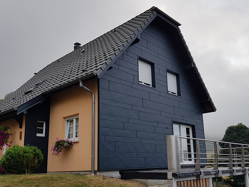 Le TOIT d'Alsace habille ses maisons de Siding.X coloris Anthracite | PREFA
